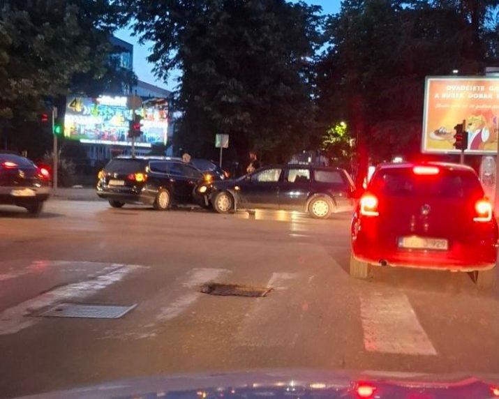 Saobraćajna nezgoda kod Gimnazije stvorila velike gužve (Foto)