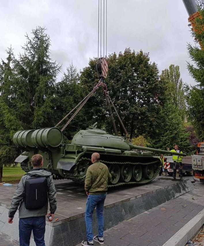 Projekat grada: U Sarajevu postavili TENK kod gimnazije (Foto)