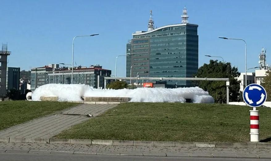 Kod TC Delta – Pjena u fontani iznenadila prolaznike (Foto)