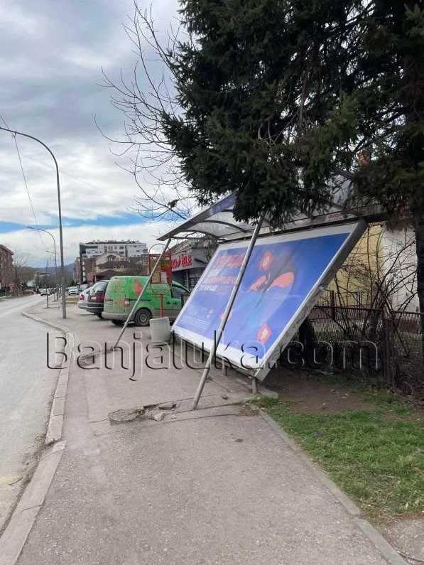 Vjetar oborio nadstrešnicu na stanici u Banjaluci (Foto)