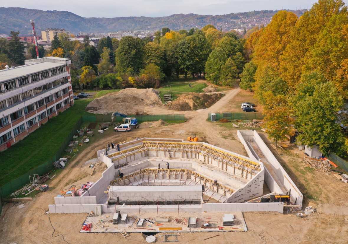 Evo kako teku radovi na izgradnji amfiteatra kod Pravnog fakulteta (Foto)